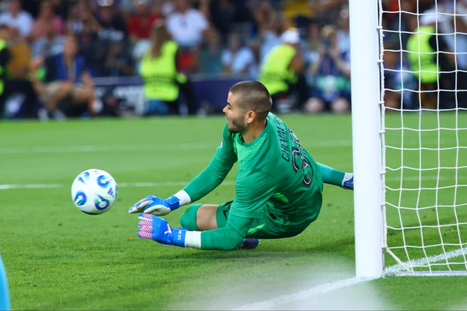 Qui est Lucas Chevalier, le nouveau gardien français du PSG ? | AllezParis